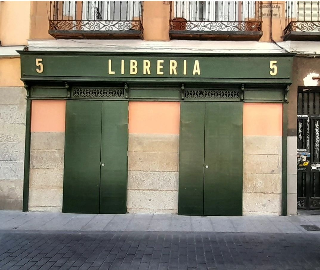 Explora la Fascinante Historia de la Librería Ángel Gomis en la Calle de la Luna